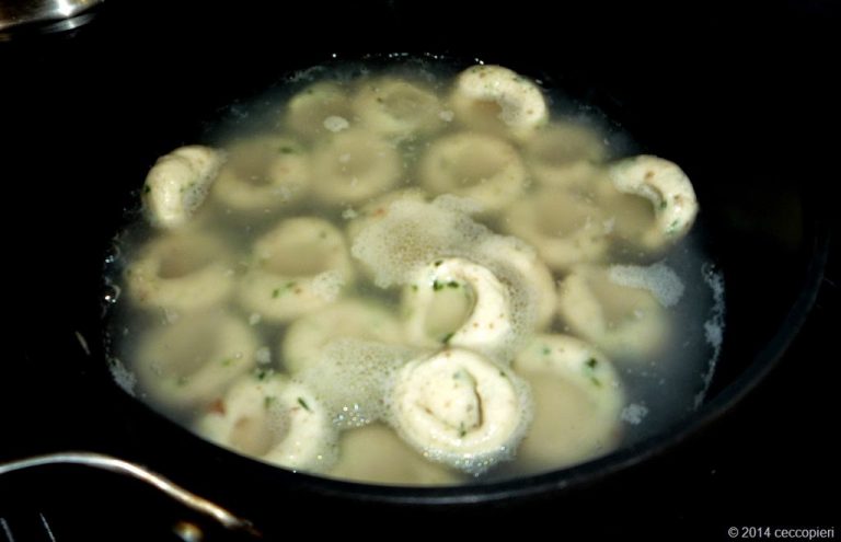 Gusta Usted | Sopa de frijol con chochoyones gran receta - Gusta Usted