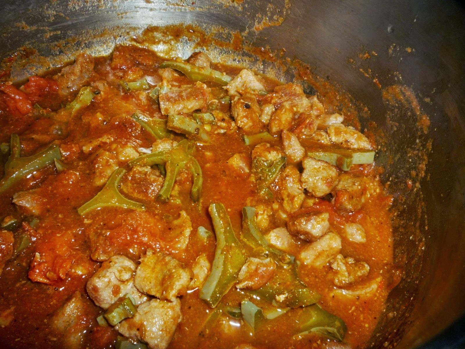 Gusta Usted | Carne de cerdo (cortadillo) en salsa roja rápida y deliciosa